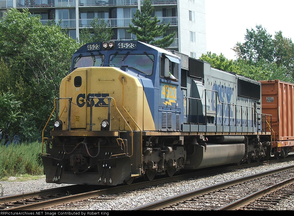 CSX 4523 Q706 Pulling Up To Vine